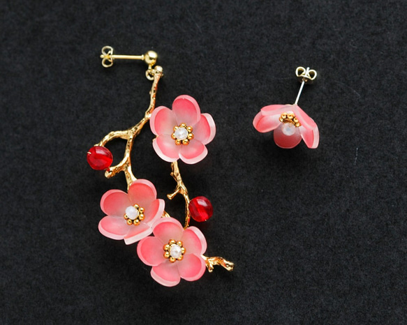 紅梅のピアスorイヤリング ピアス（スタッド・一粒） 8gatu 通販 3188374｜Creema(クリーマ)