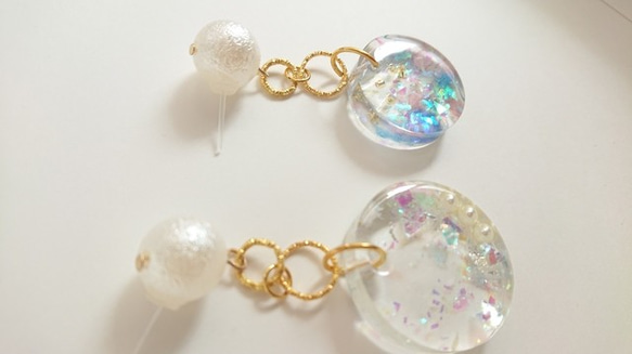 きらめきとパールを閉じ込めた揺れる樹脂ピアス-レジン-丸型- ピアス（フック・チェーン） chika 通販｜Creema(クリーマ) 7687690