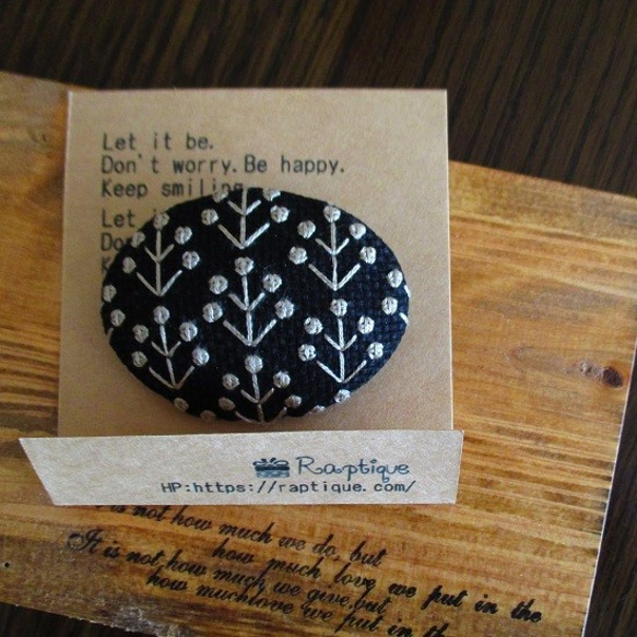 刺繍ブローチ（黒生地に北欧風ステッチ） ブローチ chez-tobotobo 通販｜Creema(クリーマ) 7980321