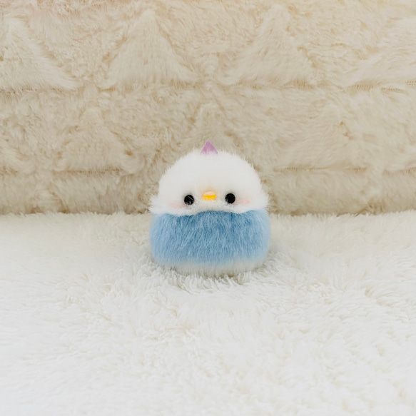 ツノ付き*ふわふわ小さなセキセイインコのぬいぐるみ 【白×薄青×白】 パイド ぬいぐるみ yaya 通販｜Creema(クリーマ)