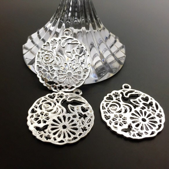 透かし模様のﾗｳﾝﾄﾞﾁｬｰﾑ(4個・シルバー)：186 チャーム MY LIFE 空間 通販 1408019｜Creema(クリーマ)