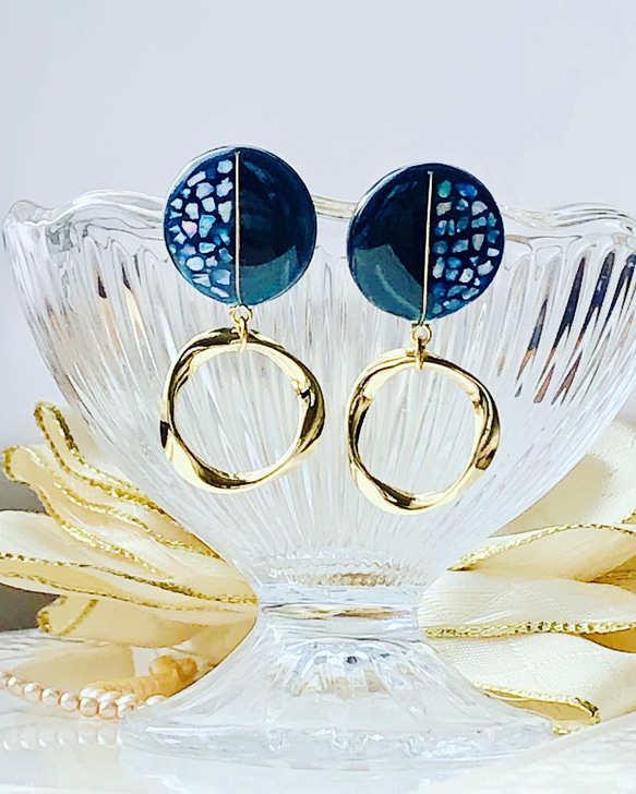 シャインブラック×ゴールドメタル・ハーフシェルのまん丸ピアス/イヤリング ピアス（スタッド・一粒） Yuima-ru 通販｜Creema(クリーマ)