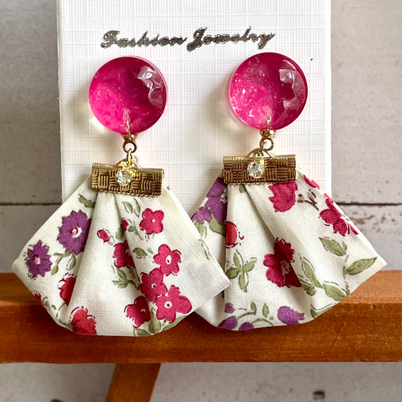 リバティタナローン使用タッセルのイヤリング ローズピンク（取り付け金具の変更ができます） イヤリング・ノンホールピアス cku ...