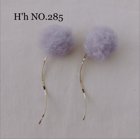 ファーボール×ツイストスティック イヤリング ピアス イヤリング・ノンホールピアス H☆h 通販｜Creema(クリーマ) 10724133