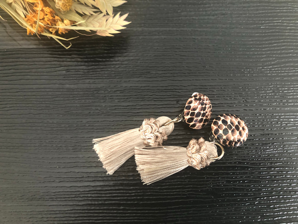 《送料無料》スネイク柄×タッセルのイヤリング イヤリング・ノンホールピアス Désir 通販 7963391｜Creema(クリーマ)