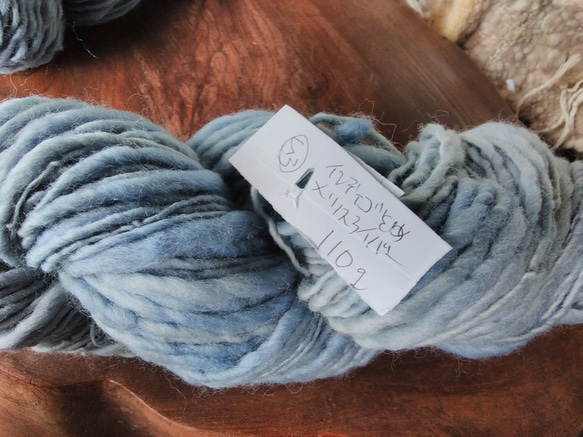 手紡ぎ毛糸 優しいインディゴ染めメリノ スライバー ムラ染め 110g 毛糸 手紡ぎ毛糸ハギワラ 通販 11548684｜Creema(クリーマ)