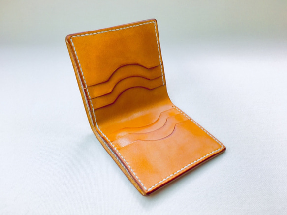 【手縫】キャメル色のキャッシュレスな本革財布〔二つ折財布〕カード6枚とレシートポケット《お札もOK》 二つ折り財布 エムデザイン 通販 ...