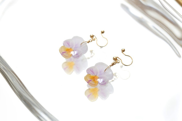ビオラのイヤリング・ピアス / 淡いパープル ピアス（フック・チェーン） 空の色 花のかたち 通販 8604839｜Creema(クリーマ)
