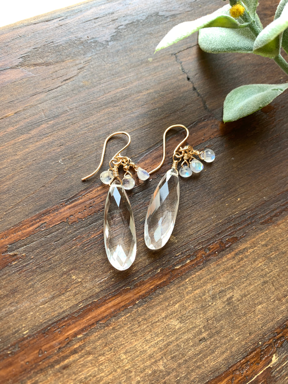 大きなクリスタルと小さなレインボームーンストーン ピアスorイヤリング14kgf ピアス（フック・チェーン） marjoram 通販｜Creema(クリーマ) 12080918