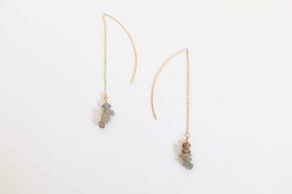 previous life【アースカラーの天然石♢虹光ラブラドライトさざれ石のチェーンピアス♢8月誕生石】 ピアス（フック・チェーン ...