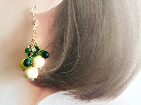 『ミモザハンドメイド2020』ミモザ耳飾りミモザ好きさんが春のお出かけを楽しむ耳飾り ピアス（フック・チェーン） 手刺繍hitototori ...