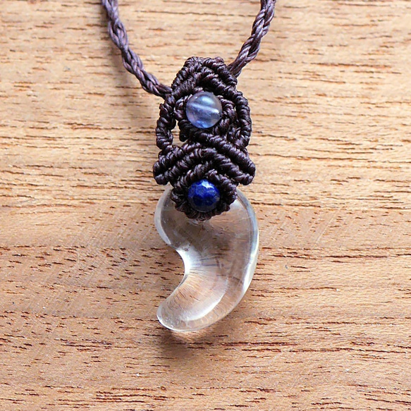 マクラメペンダント☆勾玉・天然ヒマラヤ水晶・ラピスラズリ ネックレス・ペンダント サルサパリラ 通販 12666992｜Creema(クリーマ)