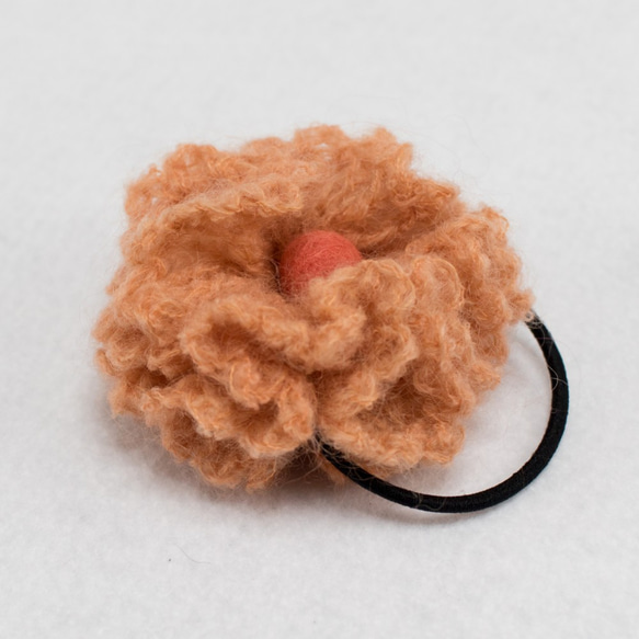 花モチーフのヘアゴム（草木染糸の手編み） その他ファッション雑貨 染編かざみ 通販 12705664｜Creema(クリーマ)