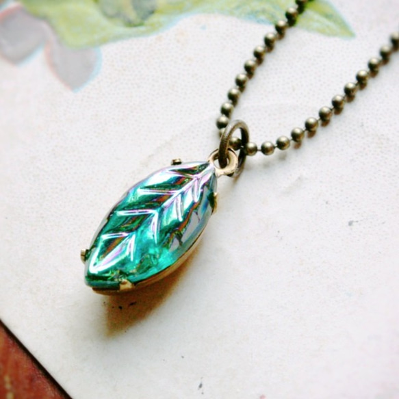 リーフ形オーロラグリーンヴィンテージガラスネックレス ネックレス・ペンダント 蒼イ月 通販 2549246｜Creema(クリーマ)