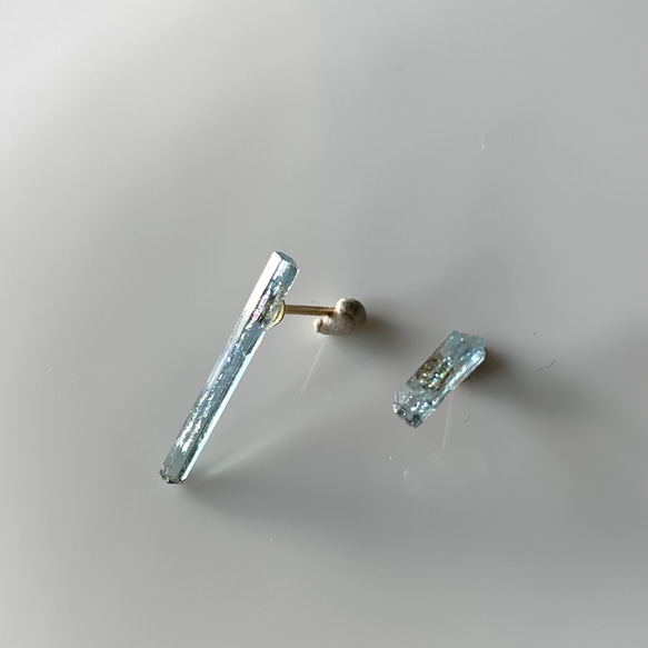 SALEアクアマリン結晶ミニピアス アシンメトリー ピアス（スタッド・一粒） kag 通販 12111813｜Creema(クリーマ)