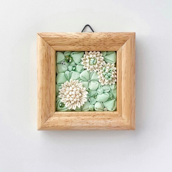 つまみ細工のミニ額【シロツメクサ】 タペストリー・壁掛け pöllö 通販 11502835｜Creema(クリーマ)