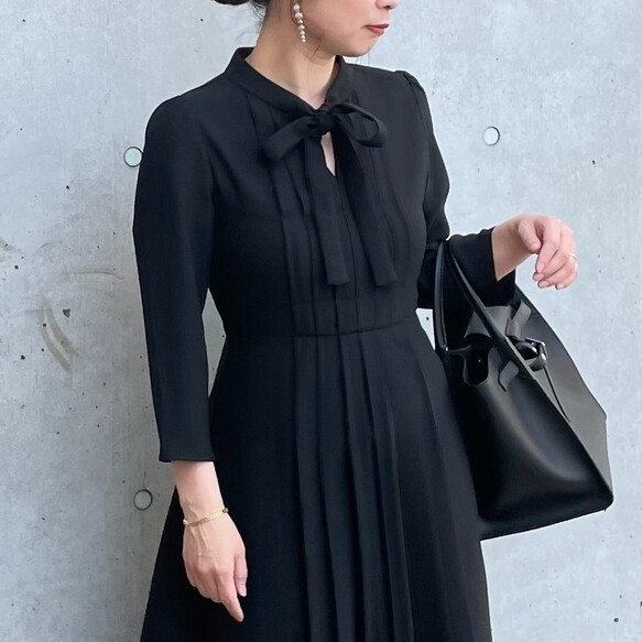 SALE 通年着用できるジョーゼット素材 ボウタイリボンプリーツフレアワンピース 黒【L】卒業式KMC-1 311008 ワンピース keep ...