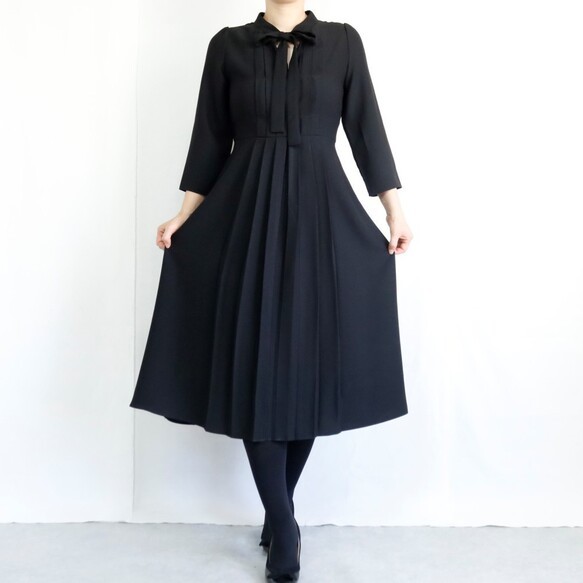 SALE 通年着用できるジョーゼット素材 ボウタイリボンプリーツフレアワンピース 黒【L】卒業式KMC-1 311008 ワンピース keep ...