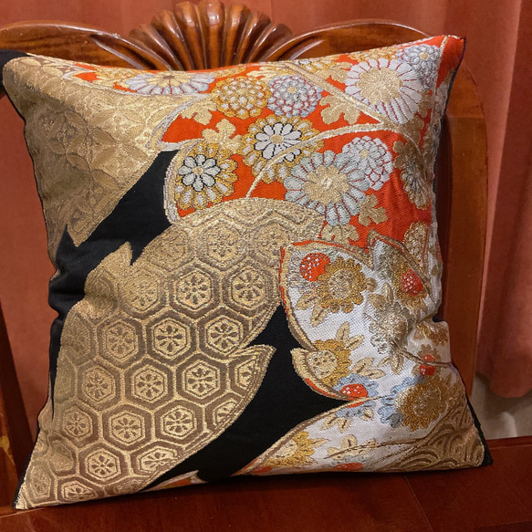豪華刺繍 正絹帯から作ったインテリアクッションカバー 黒に金の花々 クッション・クッションカバー ミミママ 通販 12678756 ...