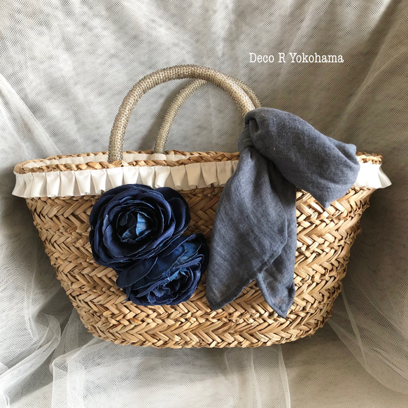 新作 ️収納たっぷり”かごバッグ” スカーフ付き インディゴブルーのアーティフィシャルフラワー、白のフリルリボンをデコ かごバッグ Deco ...