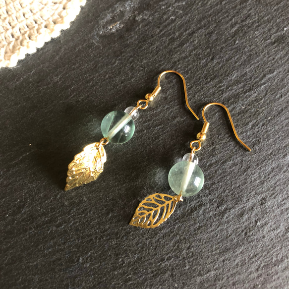 グリーンフローライトの葉っぱゆらゆら夏色ピアス ピアス（フック・チェーン） はすねこ 通販 5579177｜Creema(クリーマ)