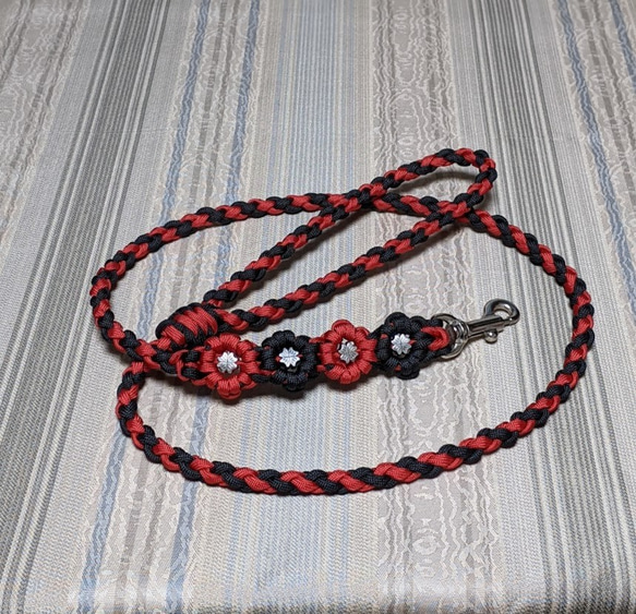 パラコード リード 花モチーフ 中型、小型犬用 (全長120cm) カラーお揃いの首輪も作れます リード・首輪 guranmeru 通販 ...