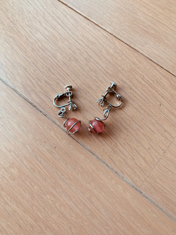 螺旋のチェリークオーツ イヤリング 天然石 カジュアル チェリークオーツ ワイヤークラフト イヤリング・ノンホールピアス wolf_529 ...