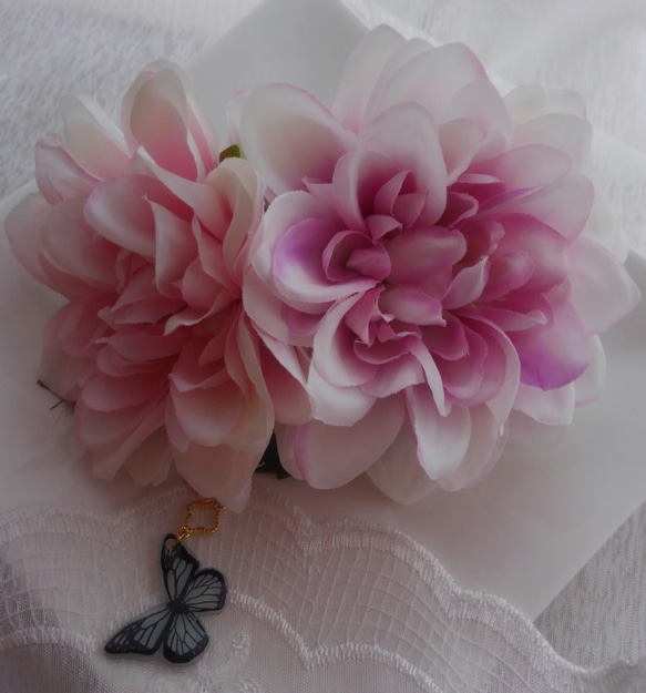ダリアの髪飾り（蝶のチャーム付き） ヘッドドレス（アクセサリー） あぴす 通販 2097390｜Creema(クリーマ)