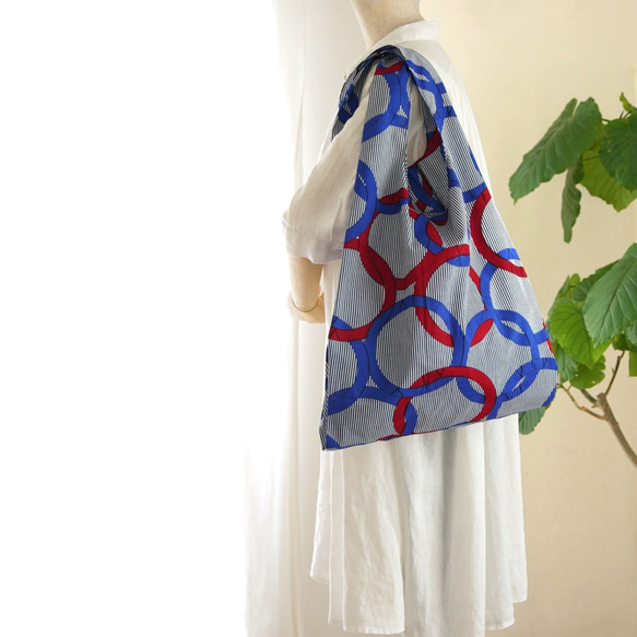 洋服のように着替えたい！携帯型エコバッグ L アフリカ布パーニュ 軽量コンパクト[青赤・ループ]f333-03 エコバッグ・サブバッグ ...