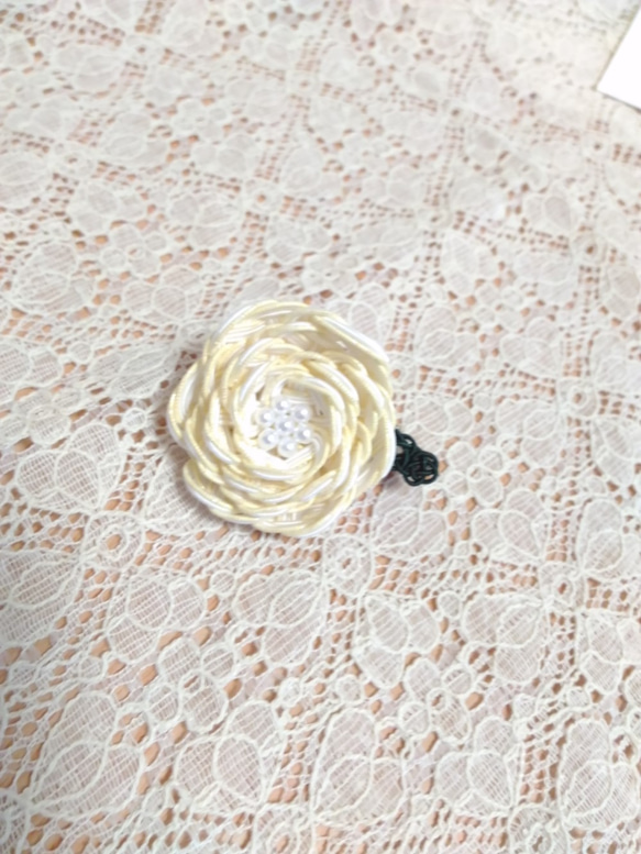 水引 可憐なバラの髪飾り＆ブローチ ヘアクリップ・バナナクリップ ももむすび 通販 3809364｜Creema(クリーマ)