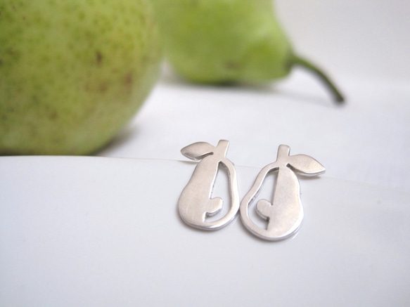 洋梨シルエットのミニマル・シンプル・シルバーピアス “Pere” ピアス（スタッド・一粒） FELICINA Design 通販 ...