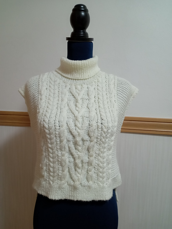 タートルネックのベスト ニット・セーター AKARI.M 通販 12683487｜Creema(クリーマ)