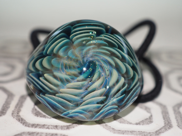 硝子の髪飾り★ポンポネグラス「 Caprice peacock」ヘアゴム ヘアゴム EMMAN＊エマン 通販 8840450｜Creema(クリーマ)