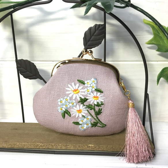 刺繡がまぐち グレーッシュピンク リネン マーガレット タッセル付B がま口 Le chat en argent 銀猫 通販 2078483 ...