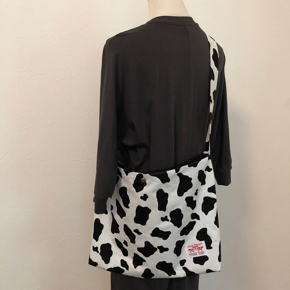 ホルスタイン牛柄のビッグショルダーバッグ[119] ショルダーバッグ Ruby 通販｜Creema(クリーマ) 12656014