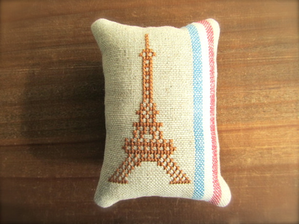 クロスステッチのピンクッション エッフェル塔 ライトブラウン その他雑貨 rinae 通販 1776176｜Creema(クリーマ)