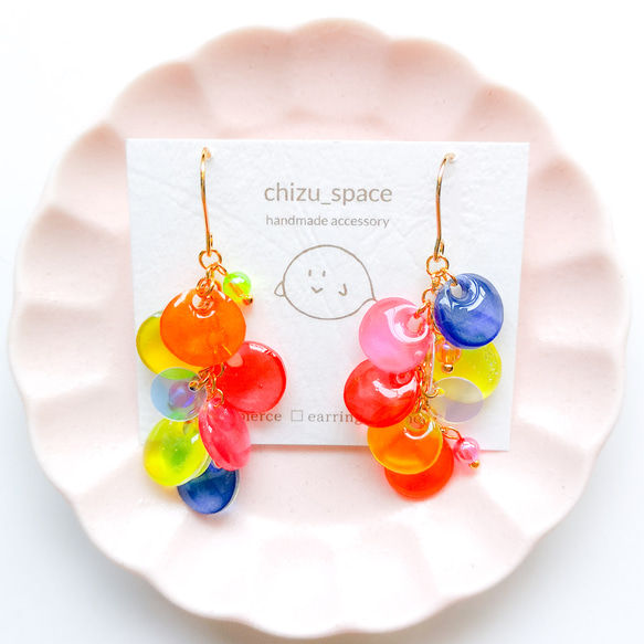 受注製作*ネオンカラーのつぶつぶゆらゆらピアス/イヤリング ピアス（フック・チェーン） chizu 通販 12346567｜Creema(クリーマ)