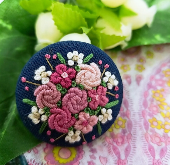 【受注製作】手刺繍ブローチ・ヘアゴム 《ピンク花束》×濃紺 くるみボタン 薔薇 ブローチ 手刺繍屋 fukufuku 通販 10770621 ...