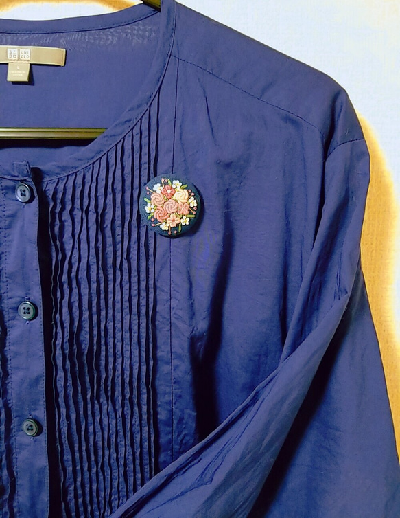 【受注製作】手刺繍ブローチ・ヘアゴム 《ピンク花束》×濃紺 くるみボタン 薔薇 ブローチ 手刺繍屋 fukufuku 通販 10770621 ...