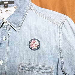 【受注製作】手刺繍ブローチ・ヘアゴム 《ピンク花束》×濃紺 くるみボタン 薔薇 ブローチ 手刺繍屋 fukufuku 通販 10770621 ...