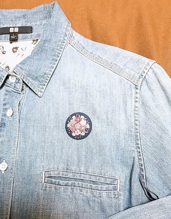 【受注製作】手刺繍ブローチ・ヘアゴム 《ピンク花束》×濃紺 くるみボタン 薔薇 ブローチ 手刺繍屋 fukufuku 通販 10770621 ...