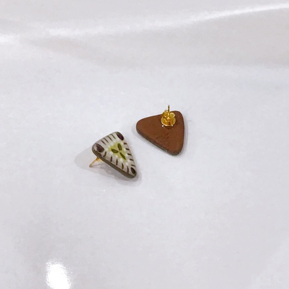 【清水焼】陶器ピアス 三角 （紫） ピアス（その他） あかね屋 通販 11116852｜Creema(クリーマ)