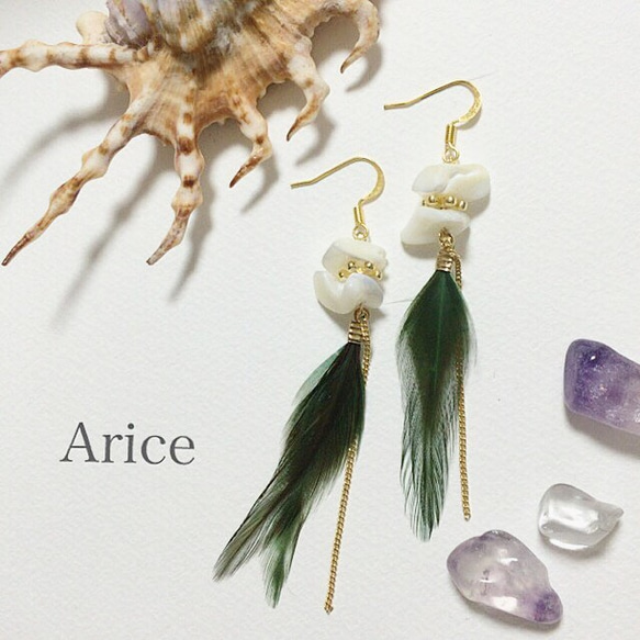 パールホワイトシェルとカーキフェザーが揺れるイヤリング、ピアス ピアス（フック・チェーン） Arice accessory 通販 ...