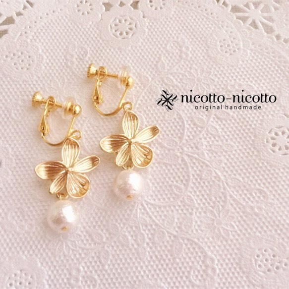 金色すみれとコットンパールのイヤリング イヤリング・ノンホールピアス nicotto-nicotto 通販｜Creema(クリーマ) 1743705