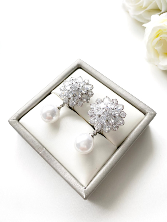 お花 キュービックジルコニアとパールのピアス/イヤリング ピアス（その他） Moe bridal 通販｜Creema(クリーマ) 10511415