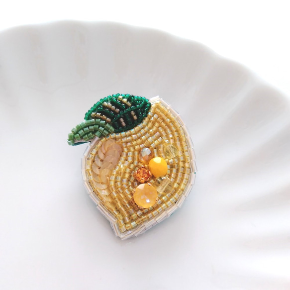 チェコビーズやスワロフスキーをあしらった、レモンのビーズ刺繍ブローチ ブローチ bonbon yoshipon 通販 9617652 ...