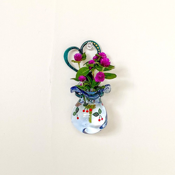 【現品販売】さくらんぼ模様のミニフラワーベース壁掛け・薄い青色・一品物作品 一輪挿し・花瓶・花器 ガラスアート工房ほたる 通販 ...