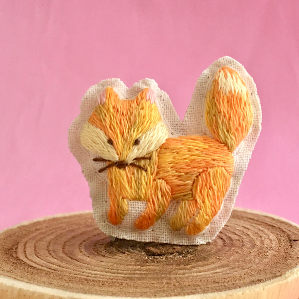 お散歩キツネさん手刺繍ブローチ ブローチ moha._.moha 通販｜Creema(クリーマ) 3054941