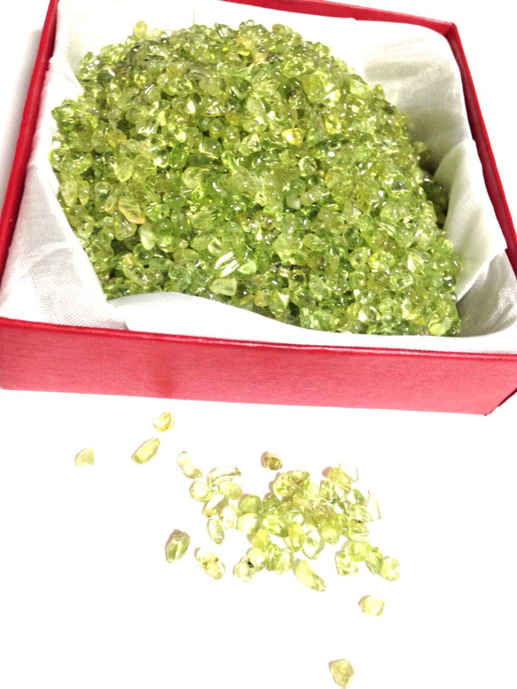 【さざれ石穴なし】ペリドット さざれ 小粒 穴なし 30g 細石 サザレ 天然石 lia stone 通販 1754922｜Creema(クリーマ)