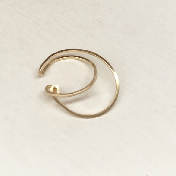 【14kgf】スクエアワイヤーの2連クロスイヤーカフ 受注生産 イヤーカフ e.m.e 通販｜Creema(クリーマ) 12301334